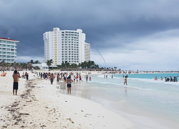 Turistas graban impresionante tromba en Cancún - COLIMA MEDIOS - COLIMA MEDIOS
